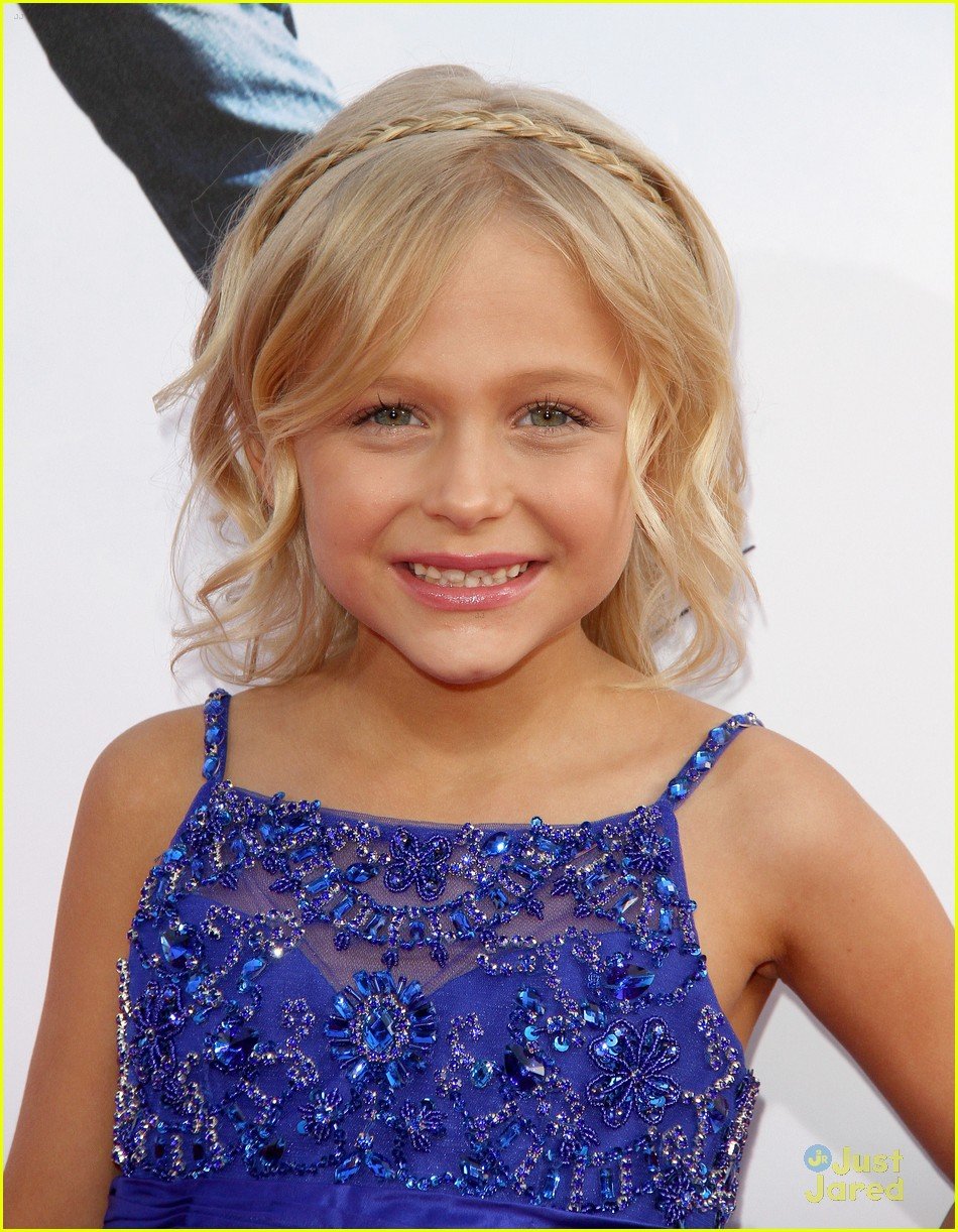 Emma Fuhrmann Wows In Red at 'Blended' Premiere | Photo 678699 - Photo ...