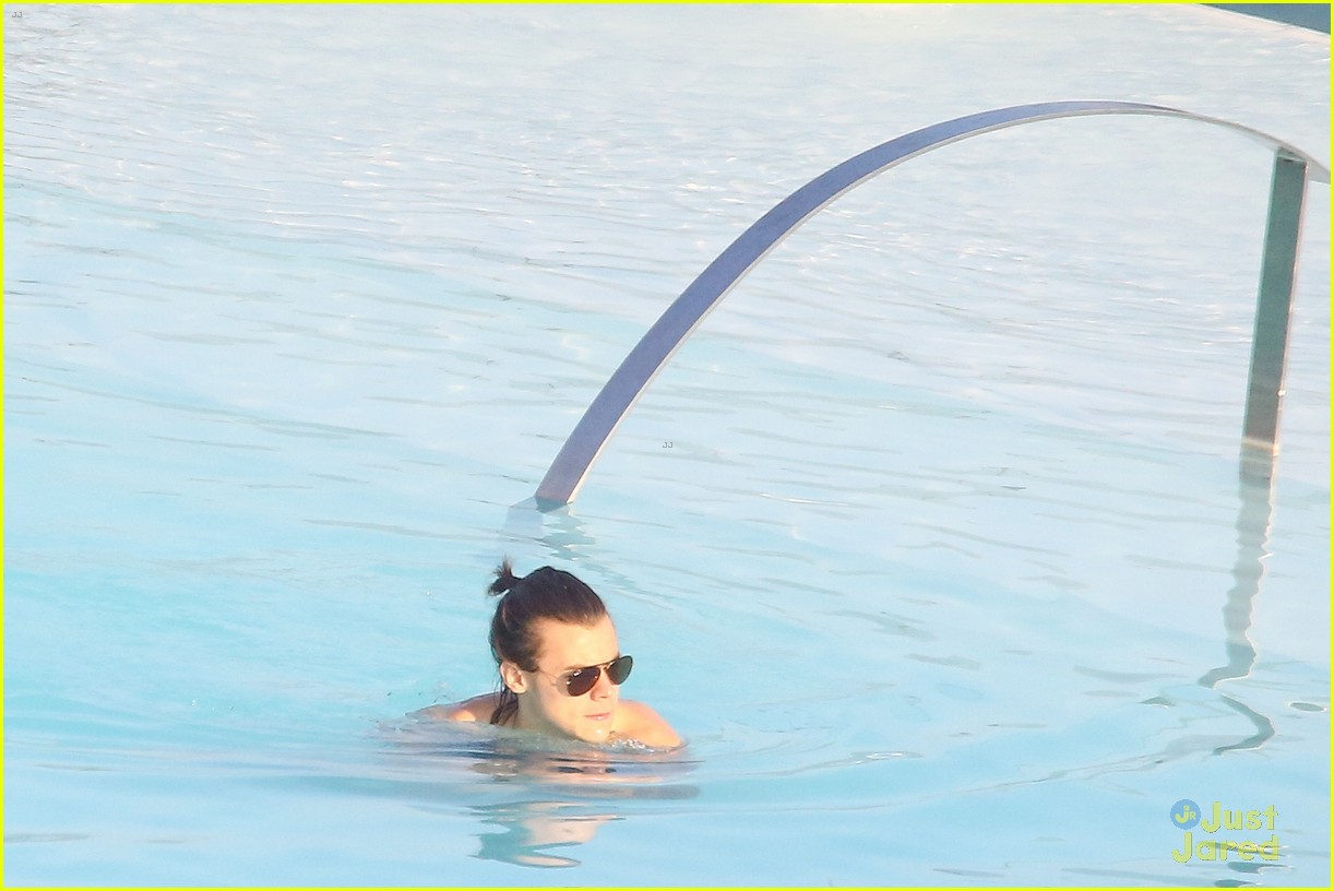 Harry Styles Goes Shirtless Again in Rio! | Photo 673286 - Photo ...