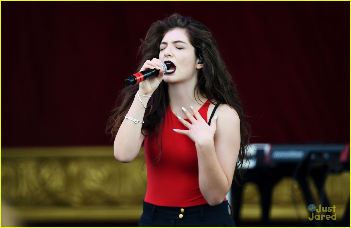 Lorde Wins Top New Artist at Billboard Music Awards 2014! | Photo ...