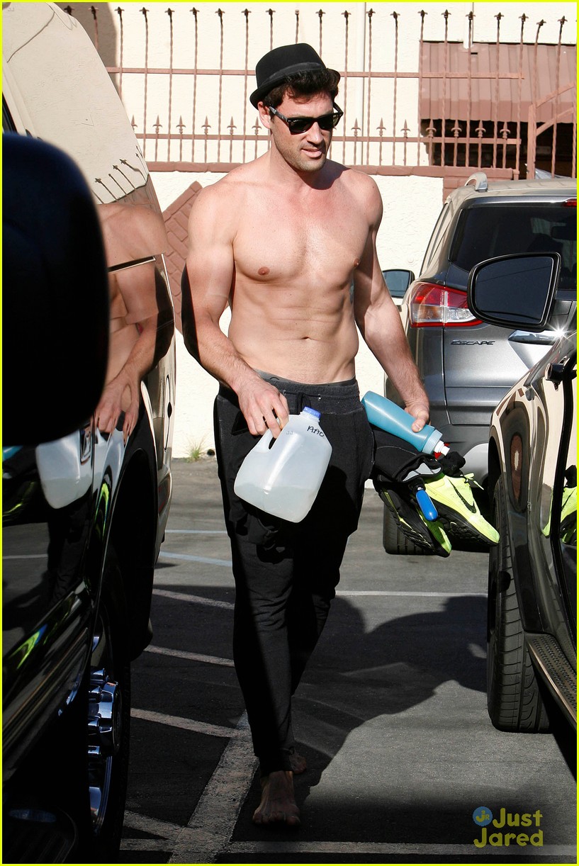 Maksim Chmerkovskiy Goes Shirtless After Dwts Final Practice With