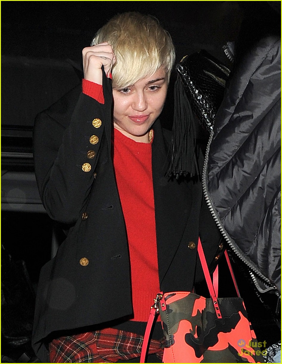 Full Sized Photo of miley cyrus enters club fully clothed leaves in bra ...