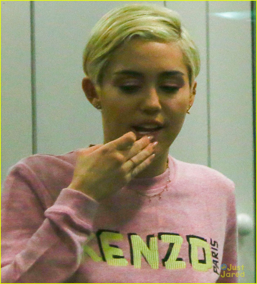 Miley Cyrus Receives Restraining Order Against Arizona Man | Photo ...