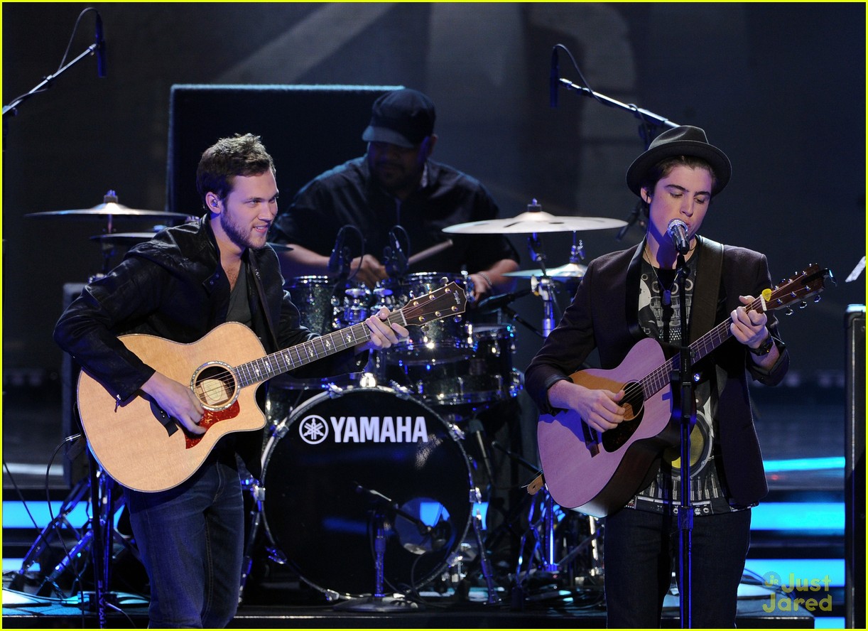 Sam Woolf Sings 'Raging Fire' with Phillip Phillips on 'Idol' Finale ...