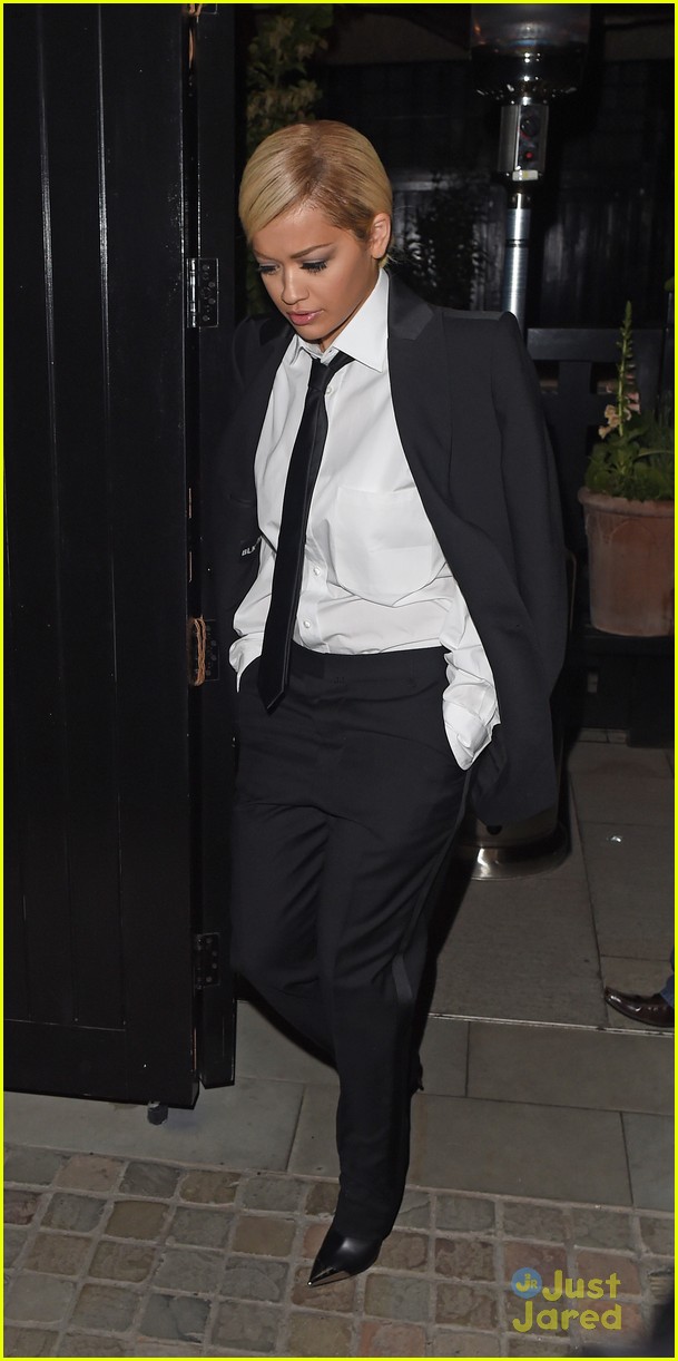 Rita Ora Shows Off Her Super Toned Body During London Concert! | Photo ...