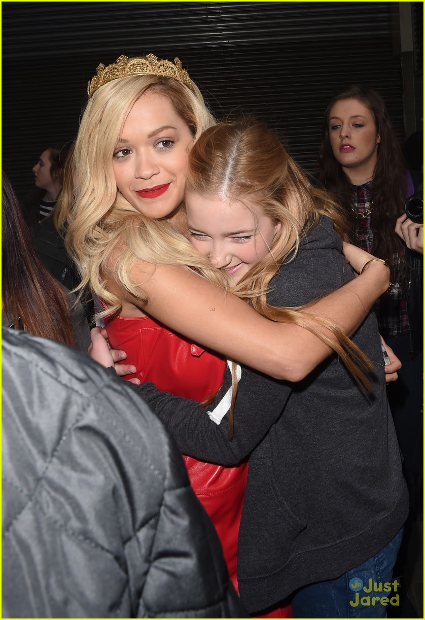 Rita Ora Shows Off Her Super Toned Body During London Concert! | Photo ...