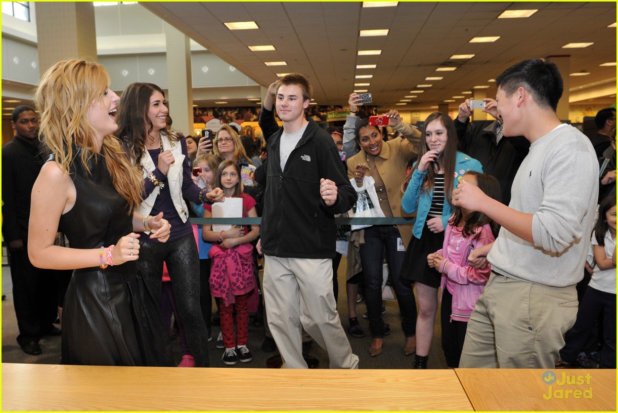 Bella Thorne Meets a Big Fan at Her Meet & Greet! | Photo 676701 ...
