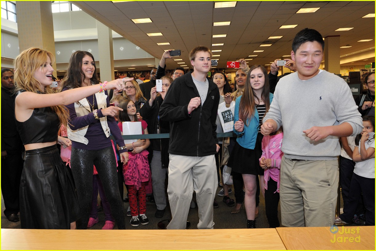 Bella Thorne Meets a Big Fan at Her Meet & Greet! | Photo 676702 ...