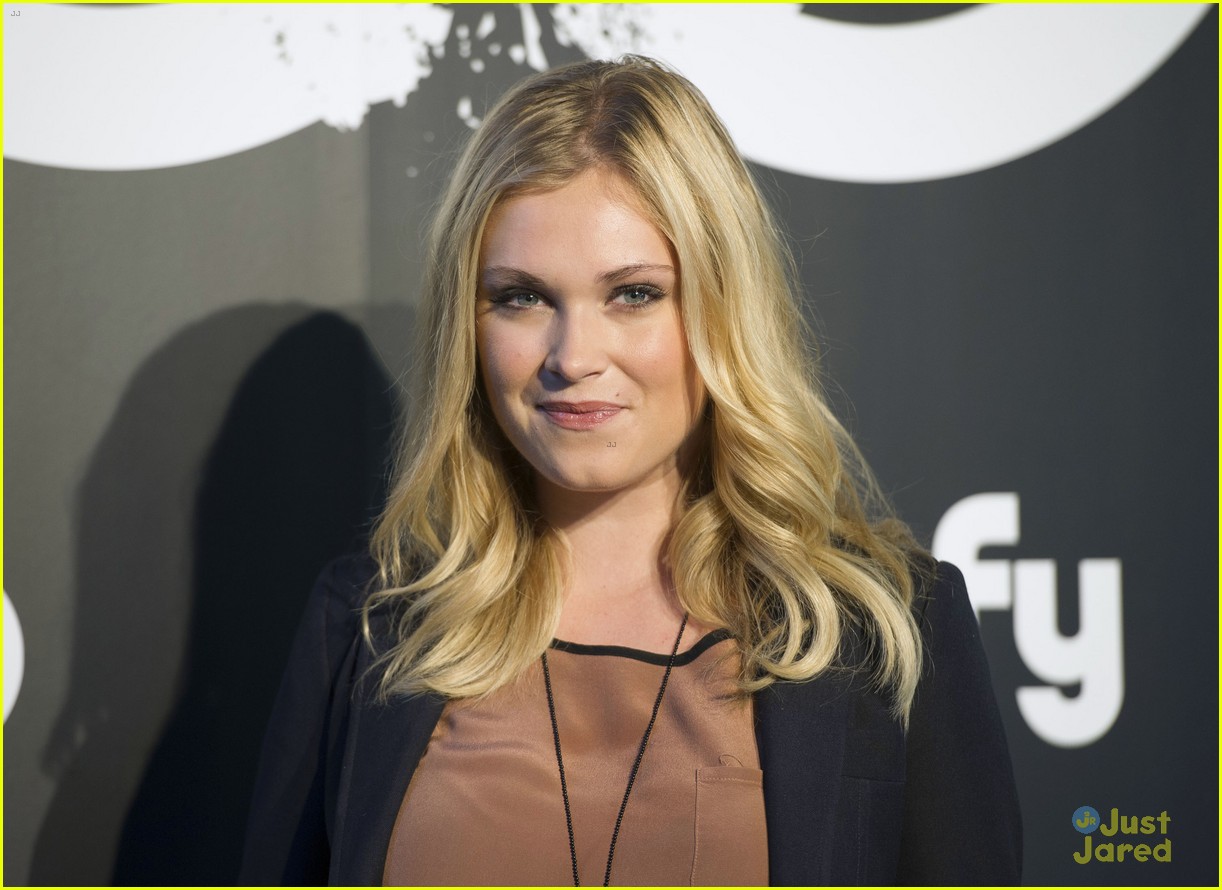 Eliza Taylor & Thomas McDonell Attend Madrid Photo Call Ahead of 'The ...