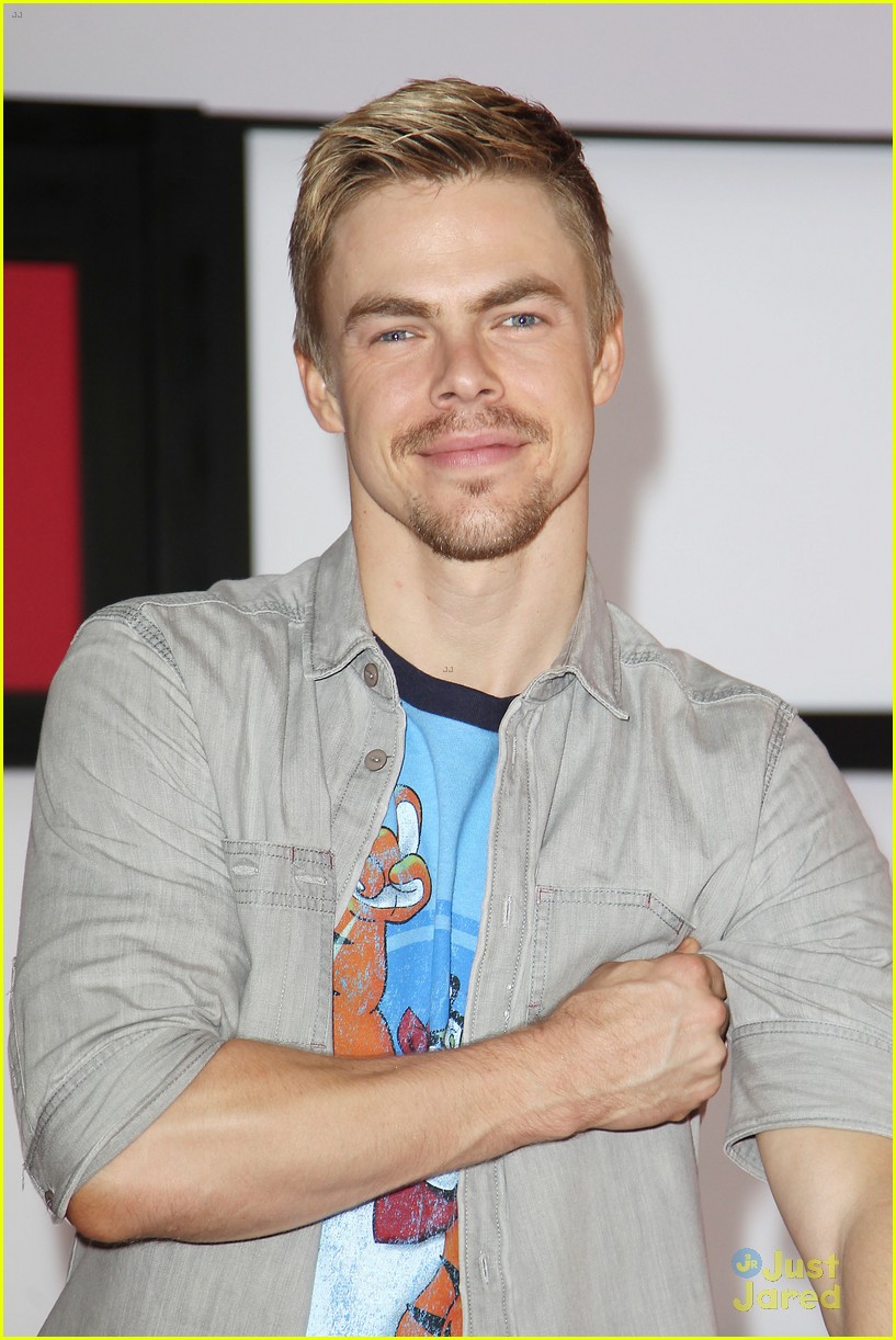 Derek Hough Busts a Move at the Kellogg's Recharge Bar! | Photo 689714 ...