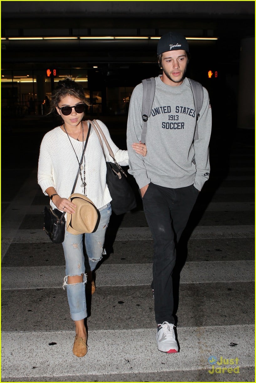 Sarah Hyland & Matt Prokop Arrive Back Home After Hawaiian Getaway ...