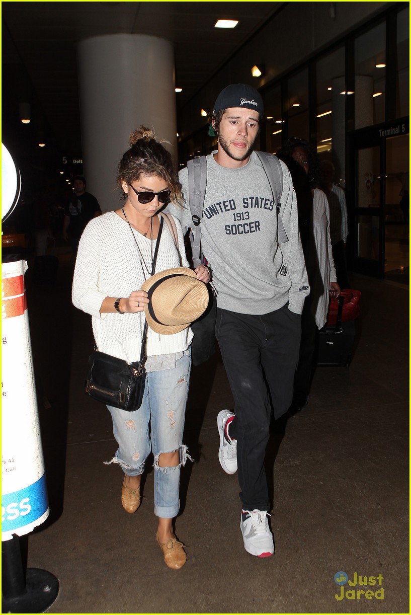 Sarah Hyland & Matt Prokop Arrive Back Home After Hawaiian Getaway ...