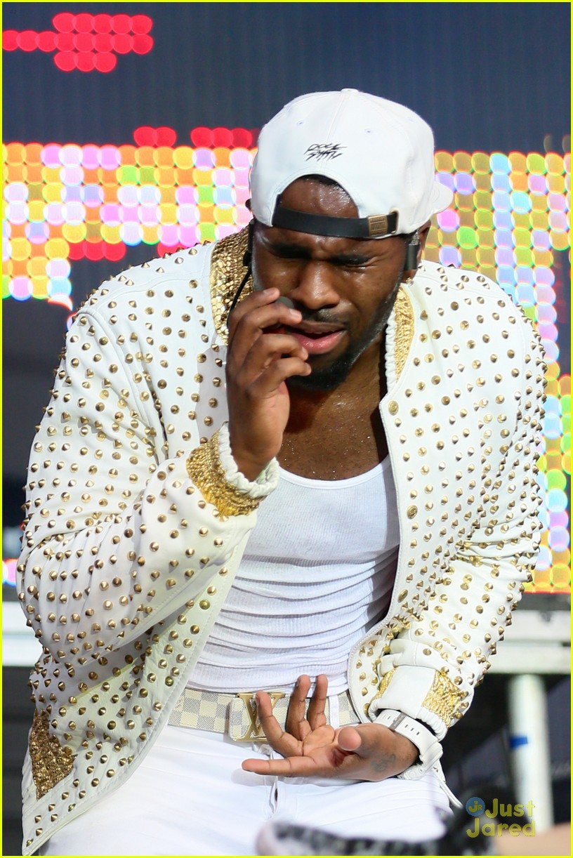 Jason Derulo Uses Dancers As Human Staircase During North East Live ...