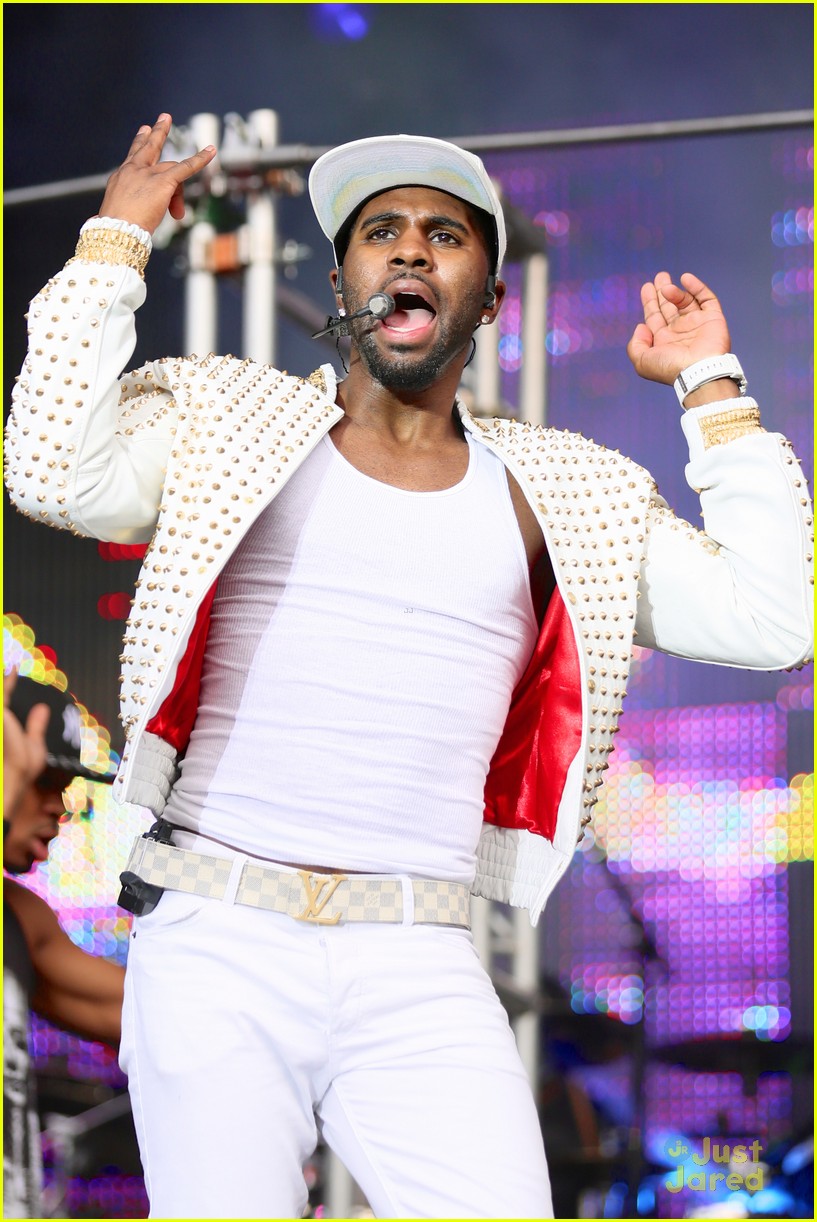 Jason Derulo Uses Dancers As Human Staircase During North East Live ...