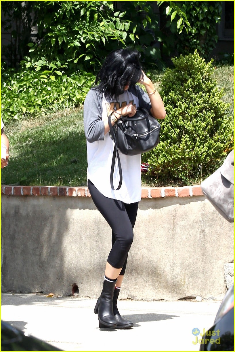 Kendall & Kylie Jenner Take a Joyride in Khloe Kardashian's Jeep ...