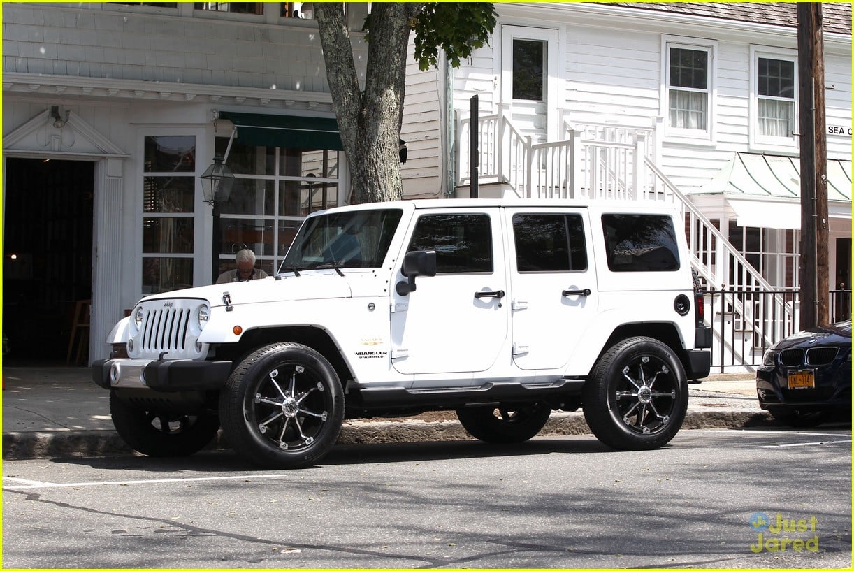 Kendall & Kylie Jenner Take a Joyride in Khloe Kardashian's Jeep ...