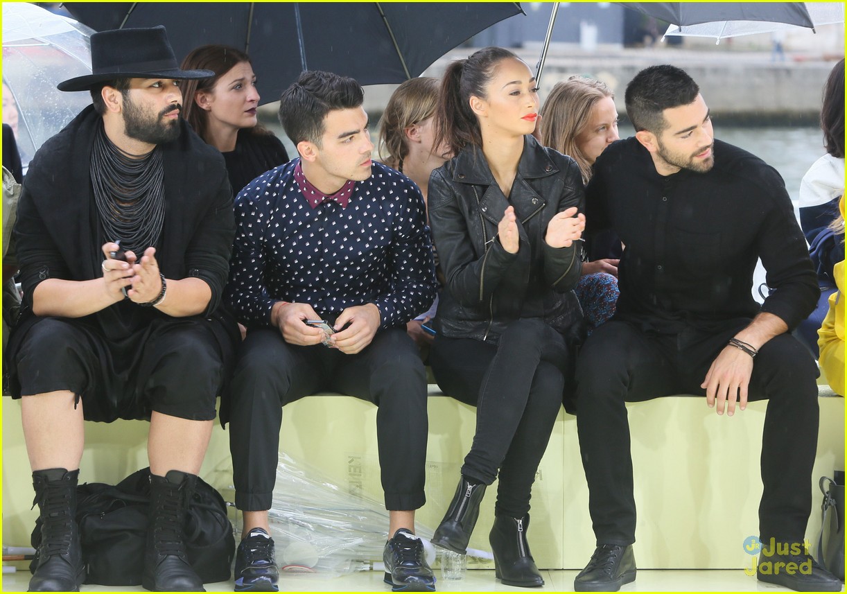 Joe Jonas Sits Next to Jesse Metcalfe at the Kenzo Show at Paris ...