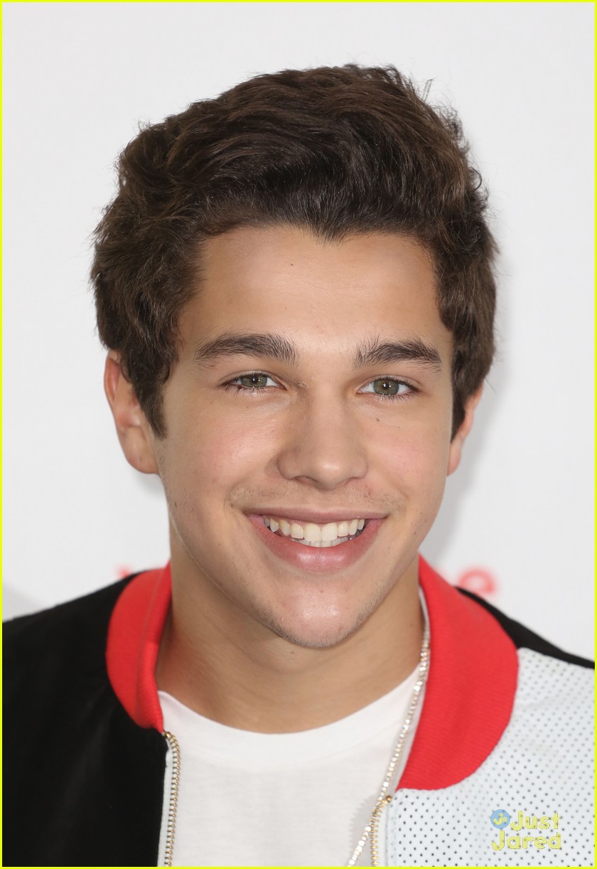 Austin Mahone & 5 Seconds of Summer Have a Ball at Wembley! | Photo ...