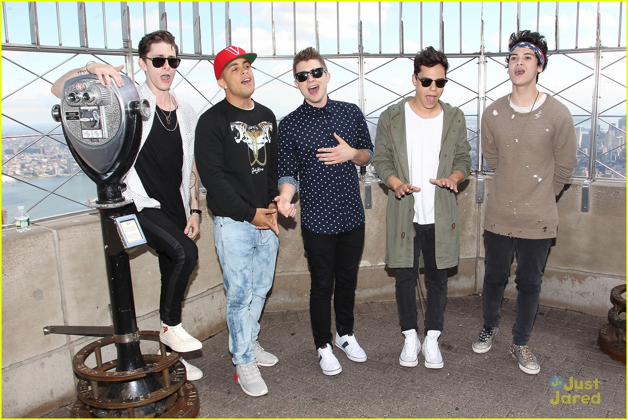 Midnight Red Take Over The Empire State Building's Observatory | Photo ...