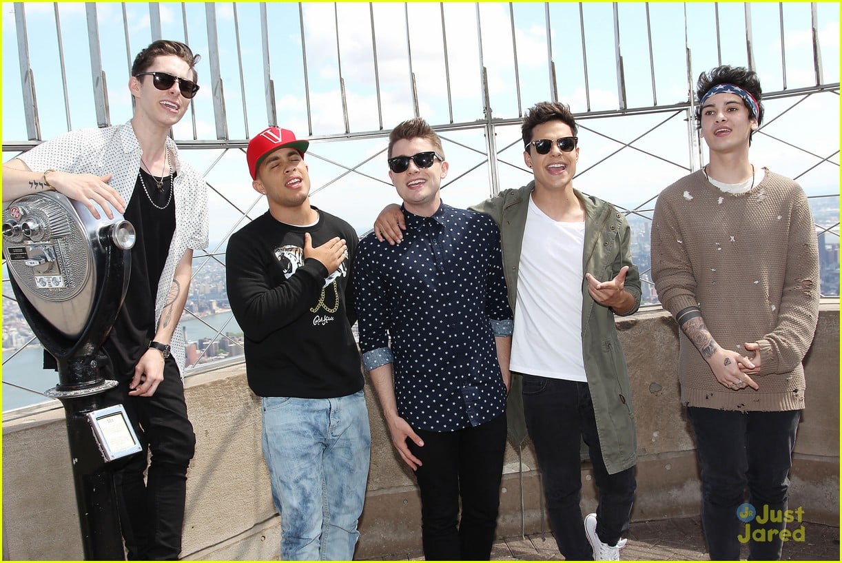 Midnight Red Take Over The Empire State Building's Observatory | Photo ...