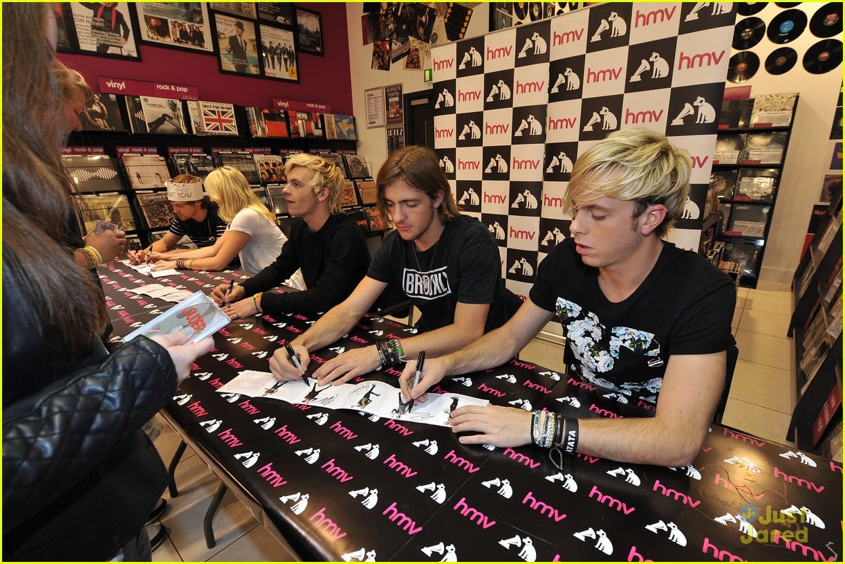 R5's Ellington Ratliff Lost His Voice & Made A Cute Hat To Let Everyone ...