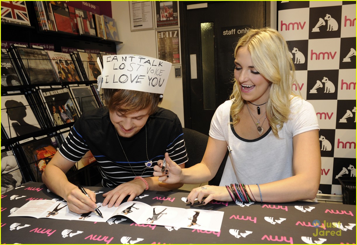 R5's Ellington Ratliff Lost His Voice & Made A Cute Hat To Let Everyone ...