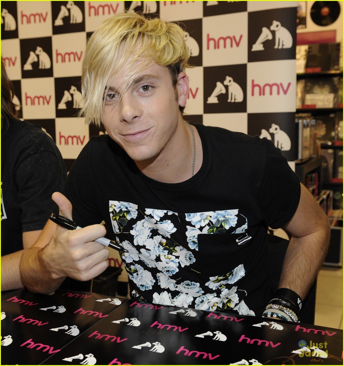 R5's Ellington Ratliff Lost His Voice & Made A Cute Hat To Let Everyone ...