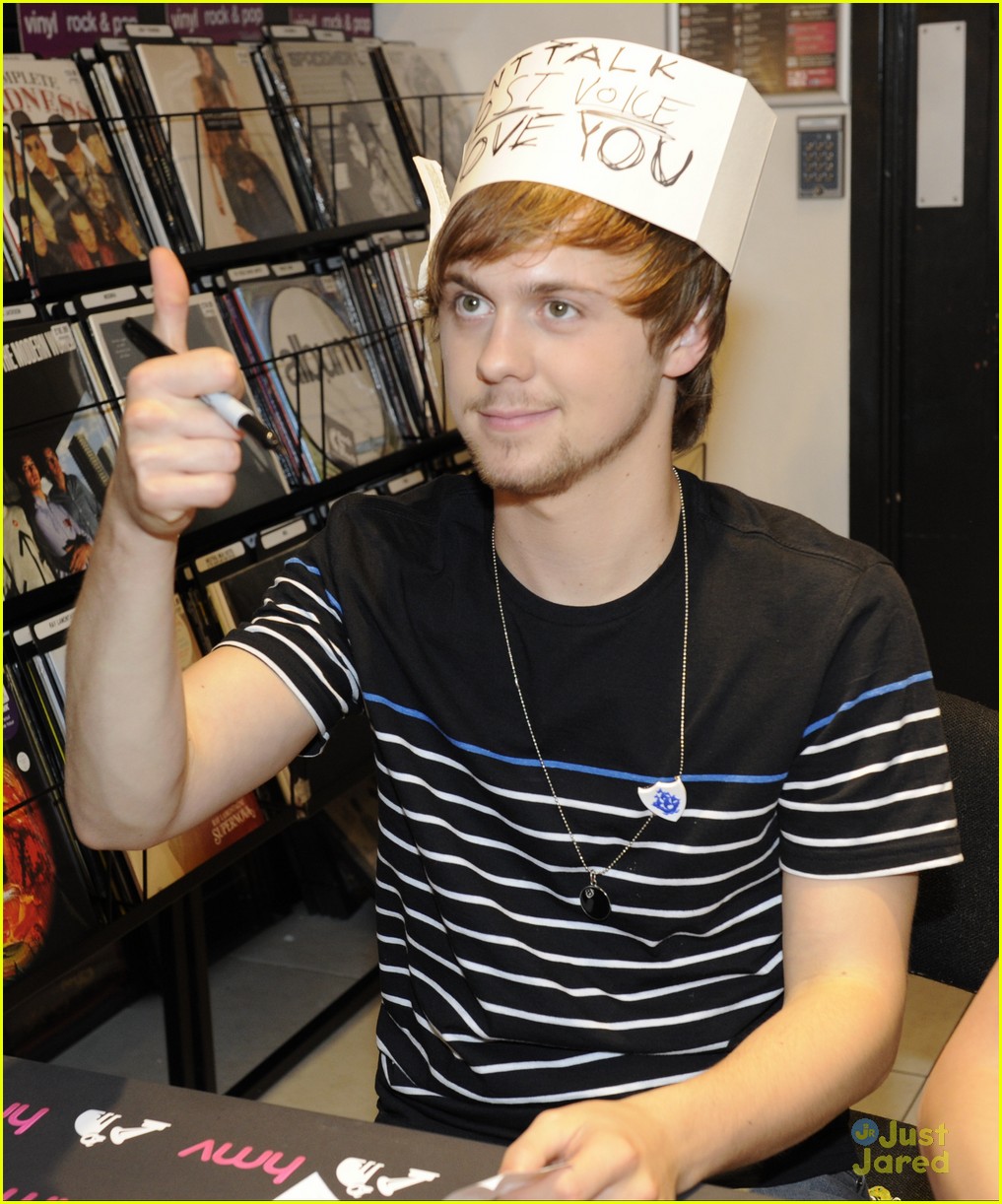 R5's Ellington Ratliff Lost His Voice & Made A Cute Hat To Let Everyone ...