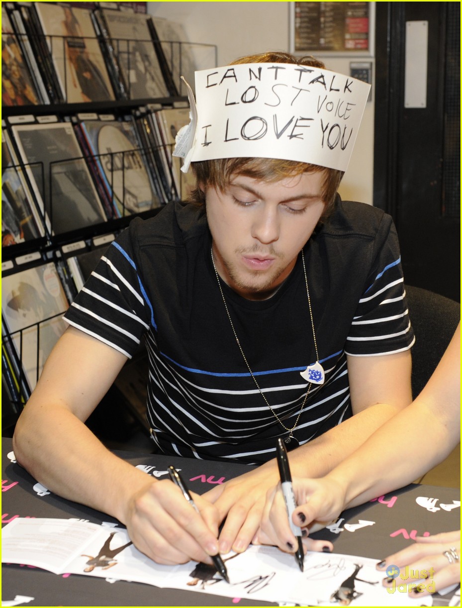 R5's Ellington Ratliff Lost His Voice & Made A Cute Hat To Let Everyone ...