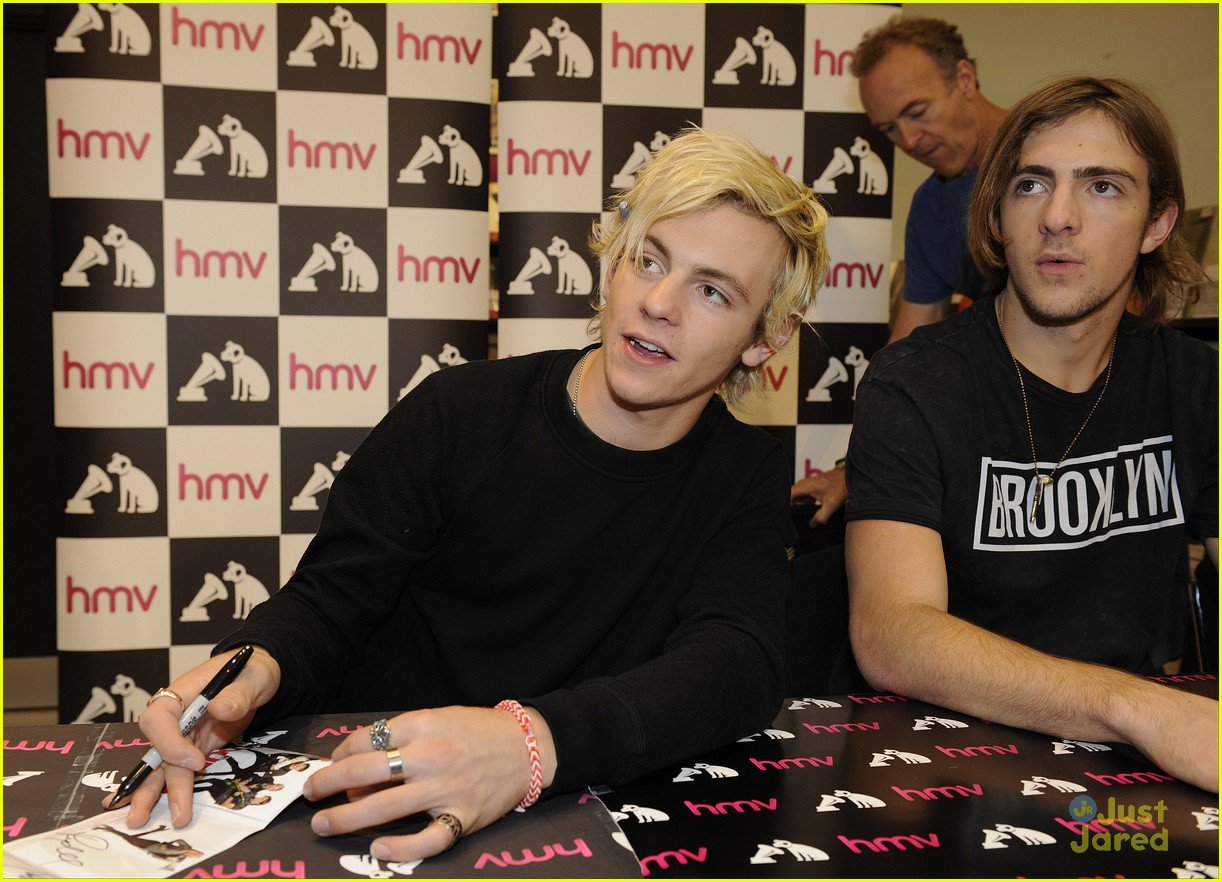 R5's Ellington Ratliff Lost His Voice & Made A Cute Hat To Let Everyone ...