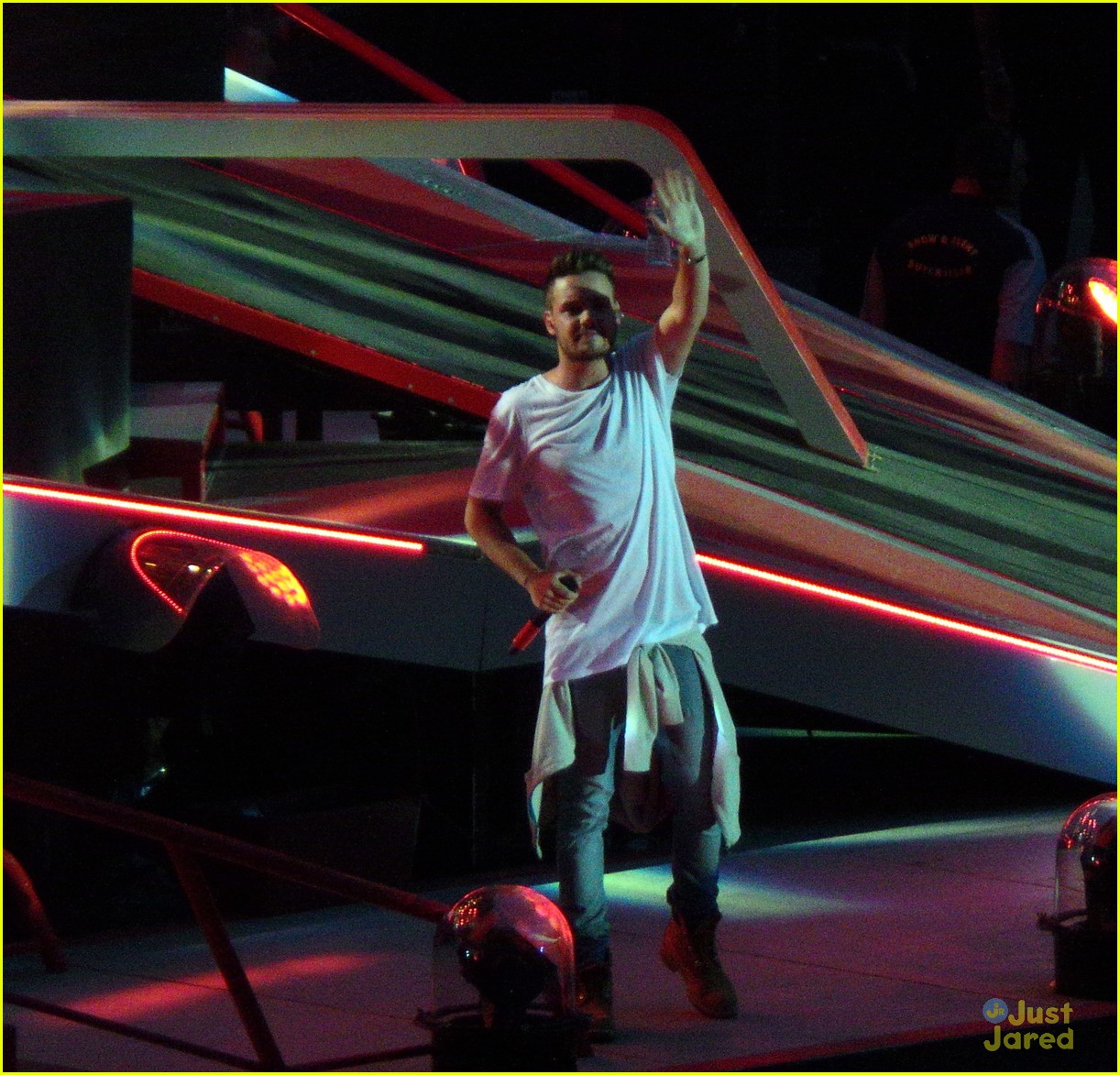 Harry Styles Gives Dating Advice During a One Direction Concert - Watch ...