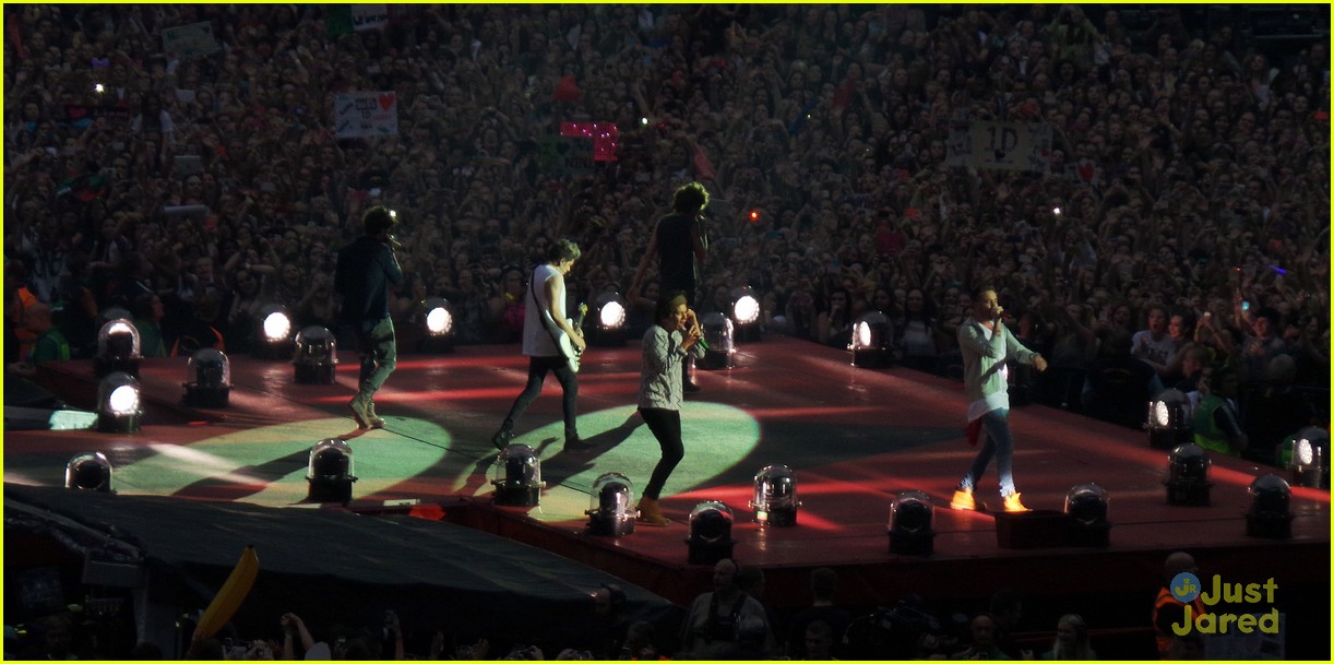 Harry Styles Gives Dating Advice During a One Direction Concert - Watch ...