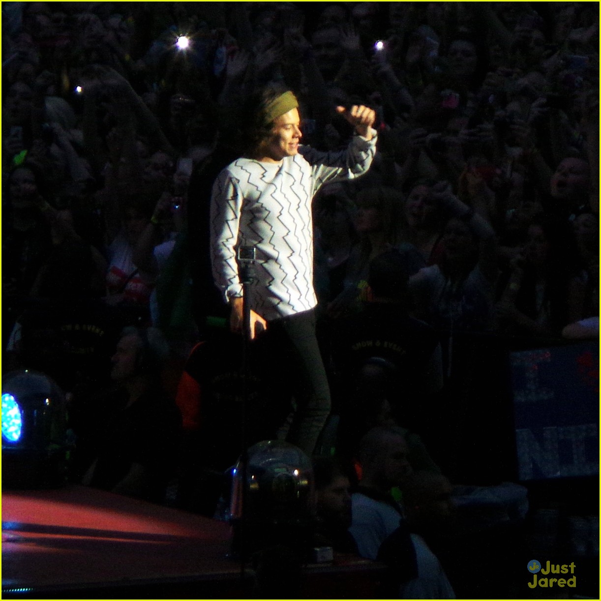 Harry Styles Gives Dating Advice During a One Direction Concert - Watch ...