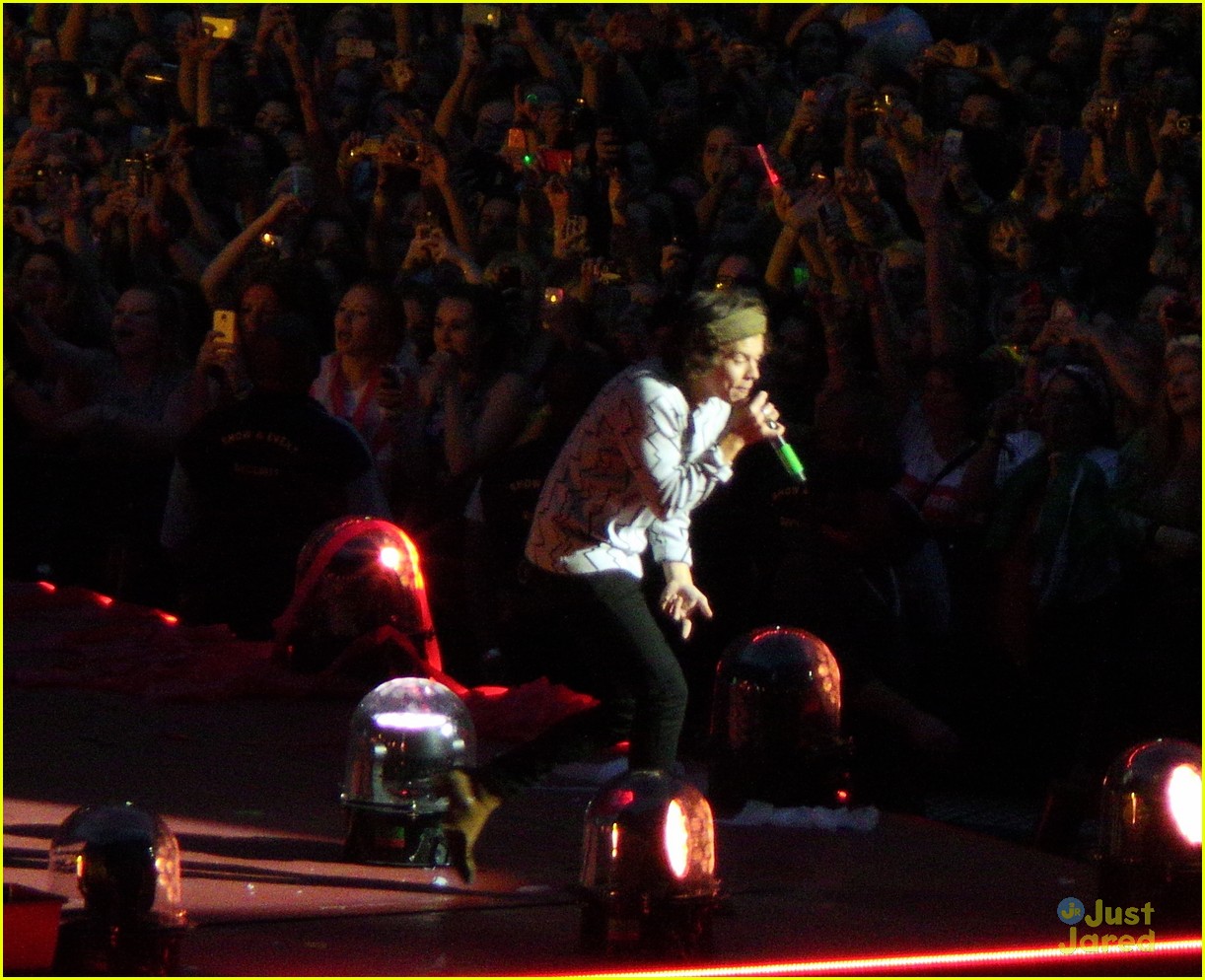 Harry Styles Gives Dating Advice During a One Direction Concert - Watch ...