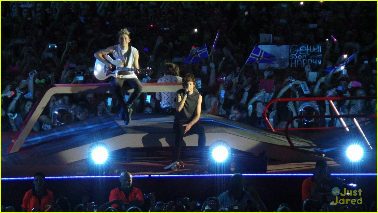 Harry Styles Gives Dating Advice During a One Direction Concert - Watch ...