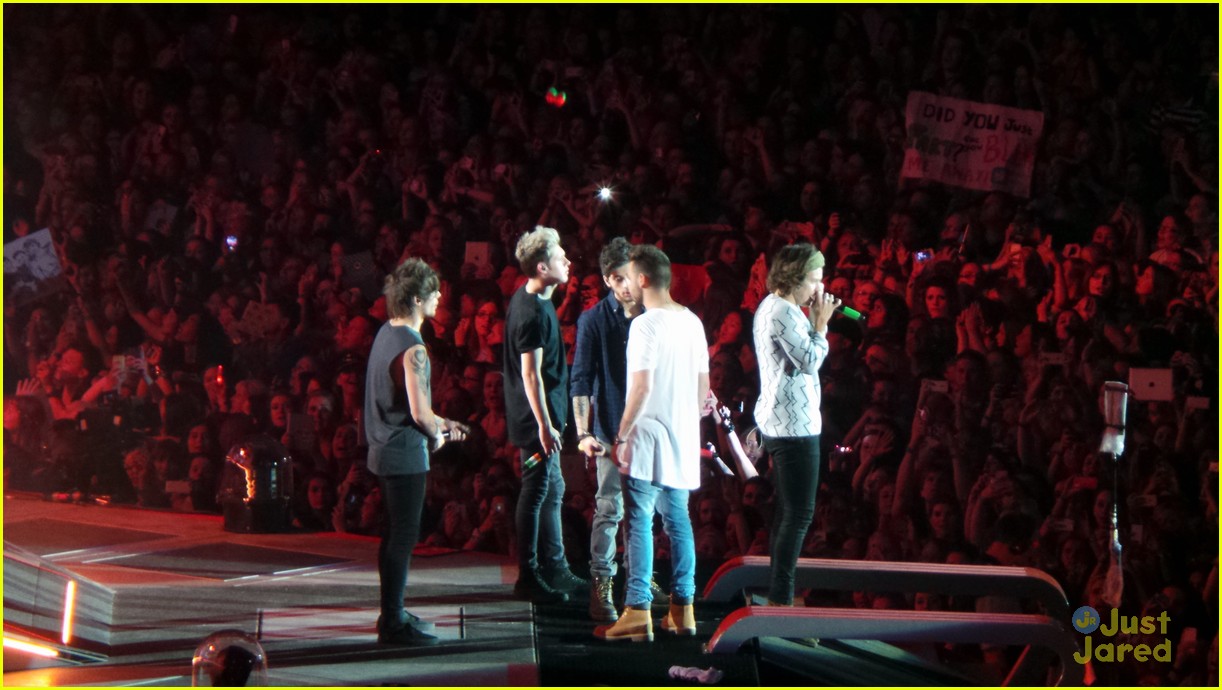 Harry Styles Gives Dating Advice During a One Direction Concert - Watch ...