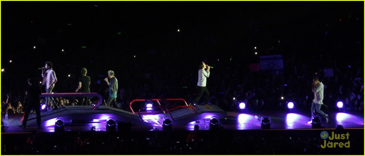 Harry Styles Gives Dating Advice During a One Direction Concert - Watch ...