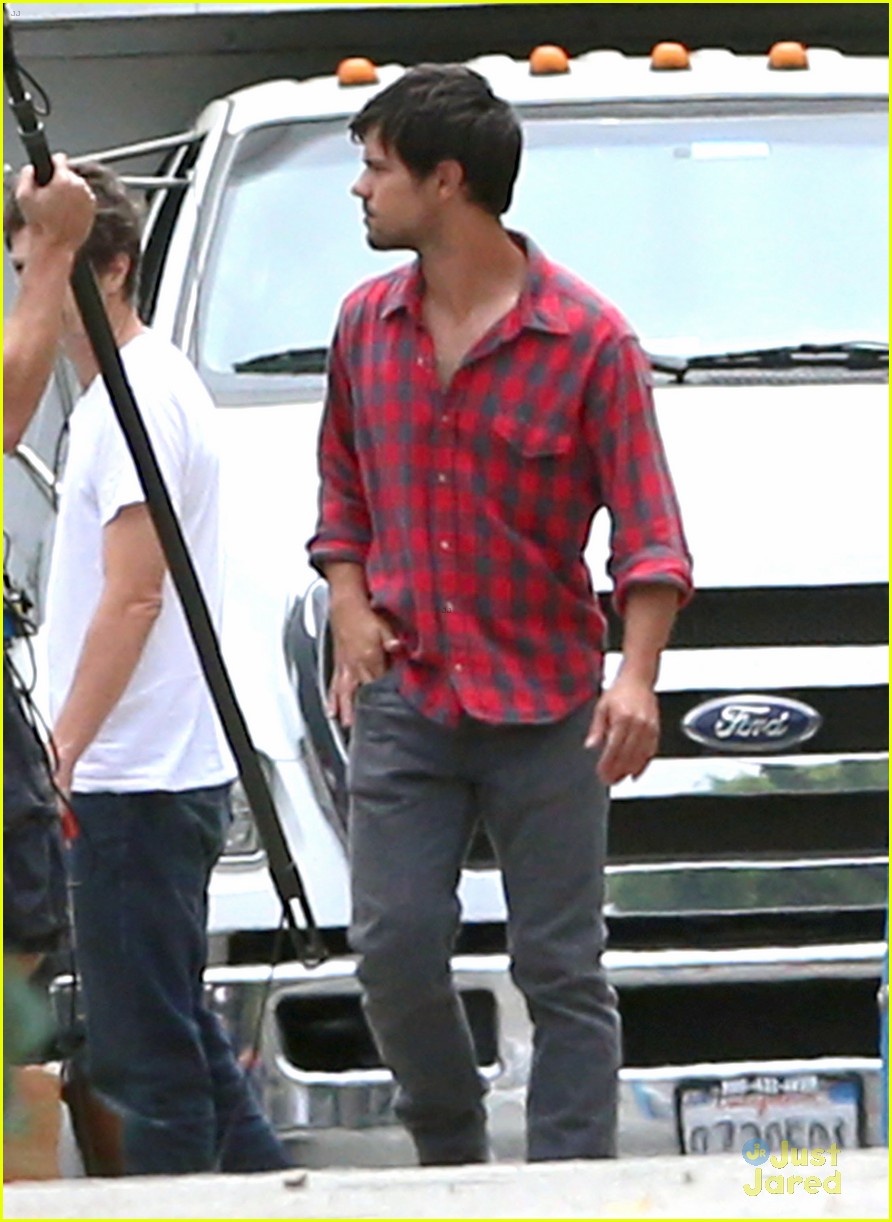 Taylor Lautner Hits Up Craft Services on 'Run the Tide' Set in Malibu ...