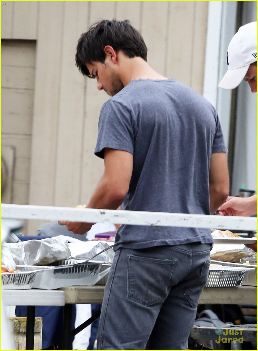 Taylor Lautner Hits Up Craft Services on 'Run the Tide' Set in Malibu ...