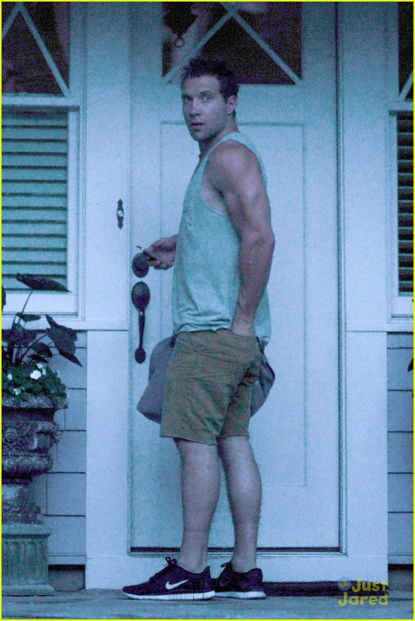 Theo James Brings 'Fault In Our Stars' Book to Gym | Photo 682474 ...