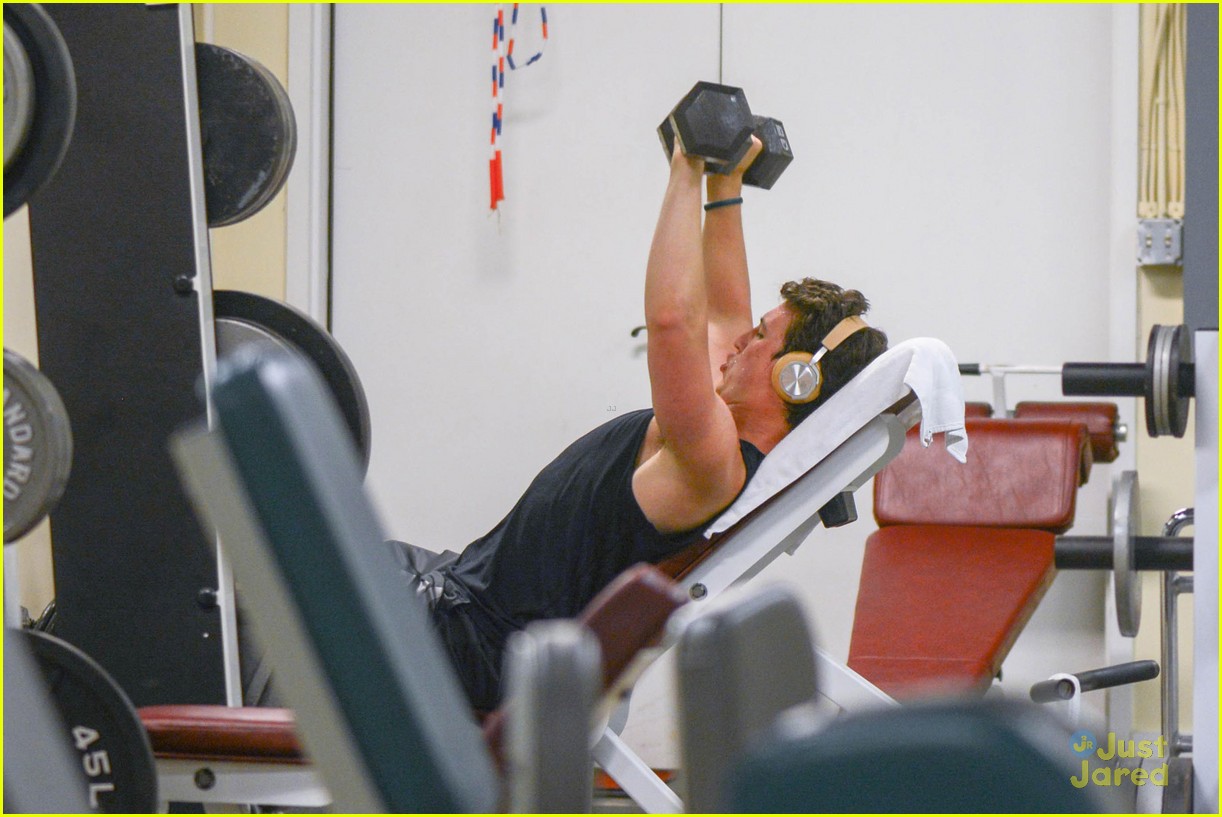 Theo James Brings 'Fault In Our Stars' Book to Gym | Photo 682477 ...
