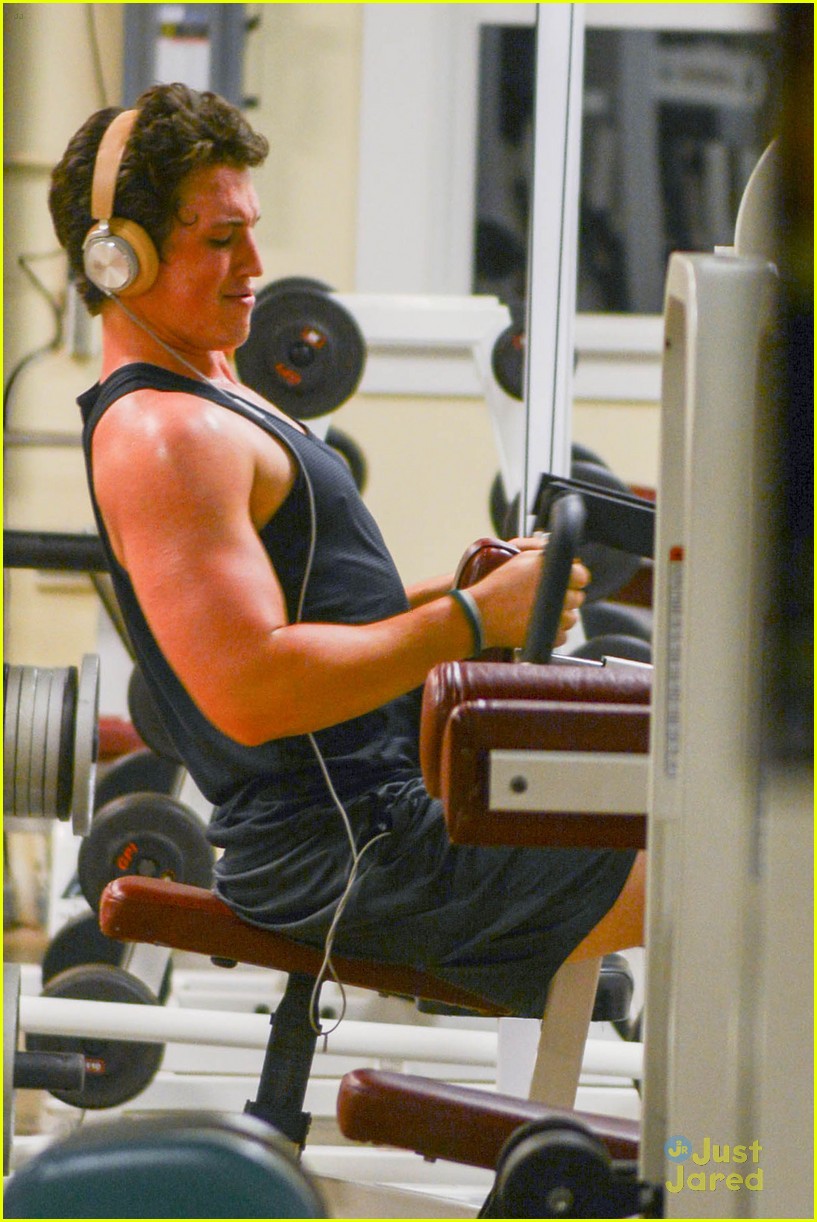 Theo James Brings 'Fault In Our Stars' Book to Gym | Photo 682480 ...