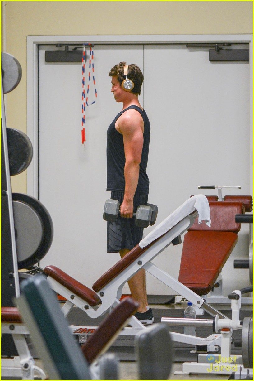 Theo James Brings 'Fault In Our Stars' Book to Gym | Photo 682488 ...