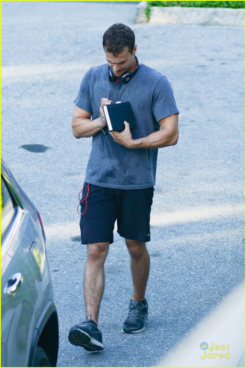 Theo James Brings 'Fault In Our Stars' Book to Gym | Photo 682491 ...