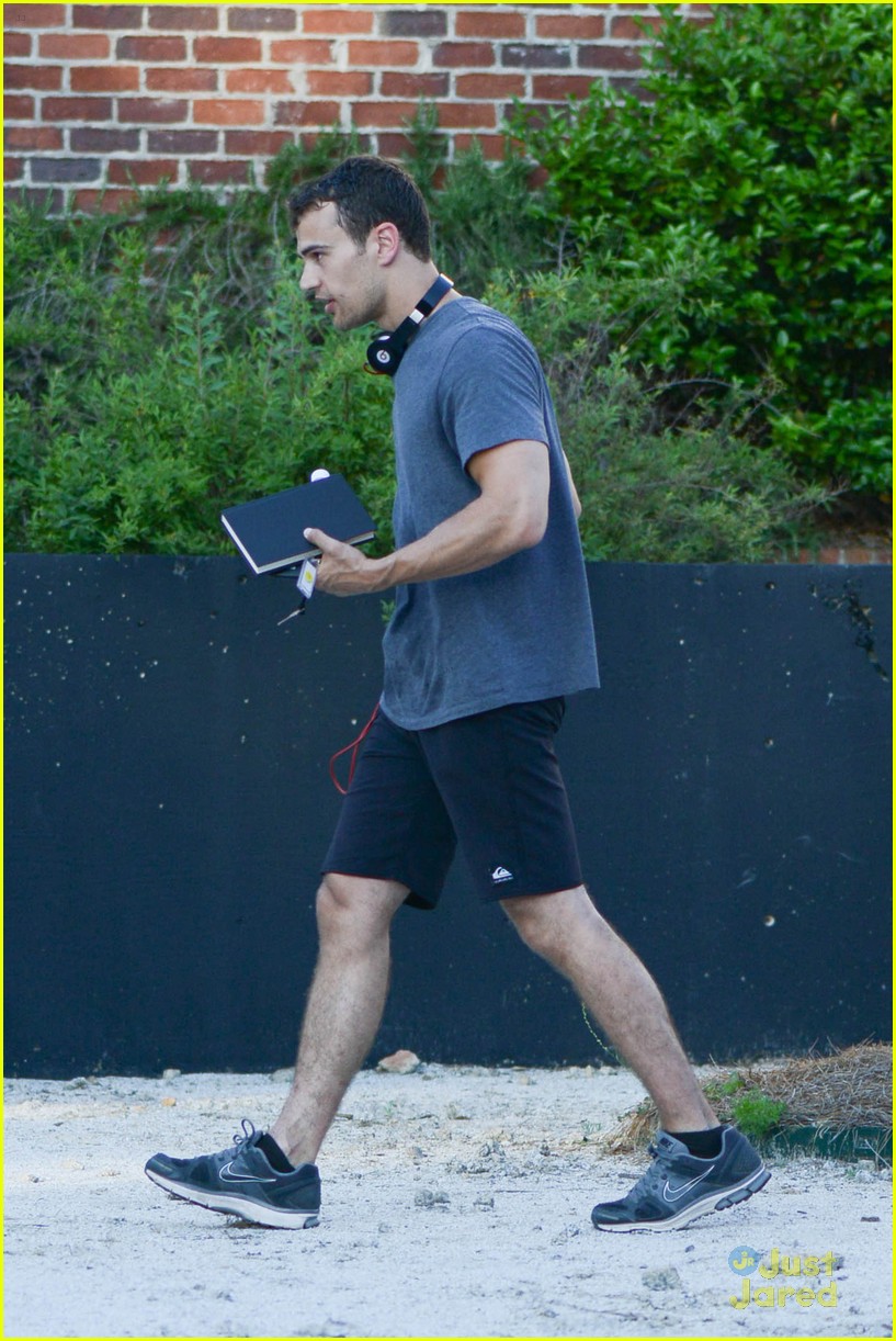 Theo James Brings 'Fault In Our Stars' Book to Gym | Photo 682492 ...