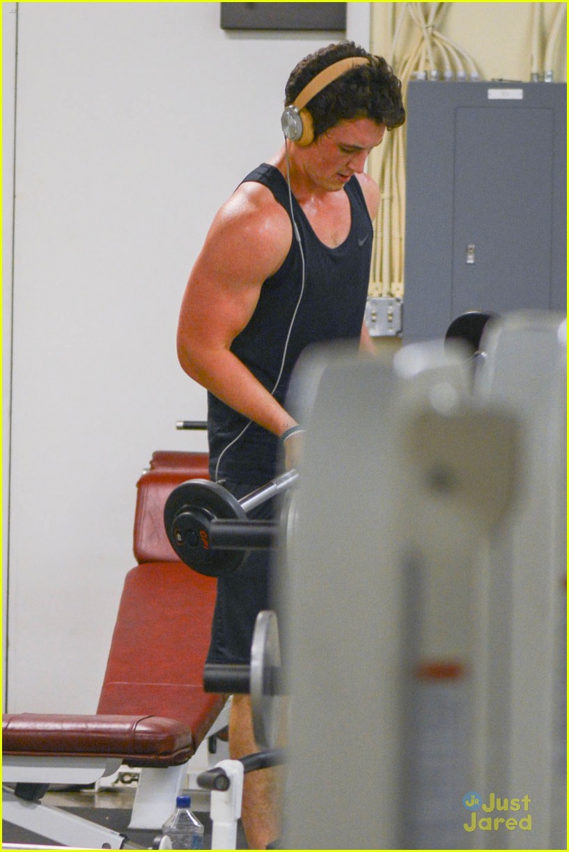 Theo James Brings 'Fault In Our Stars' Book to Gym | Photo 682493 ...