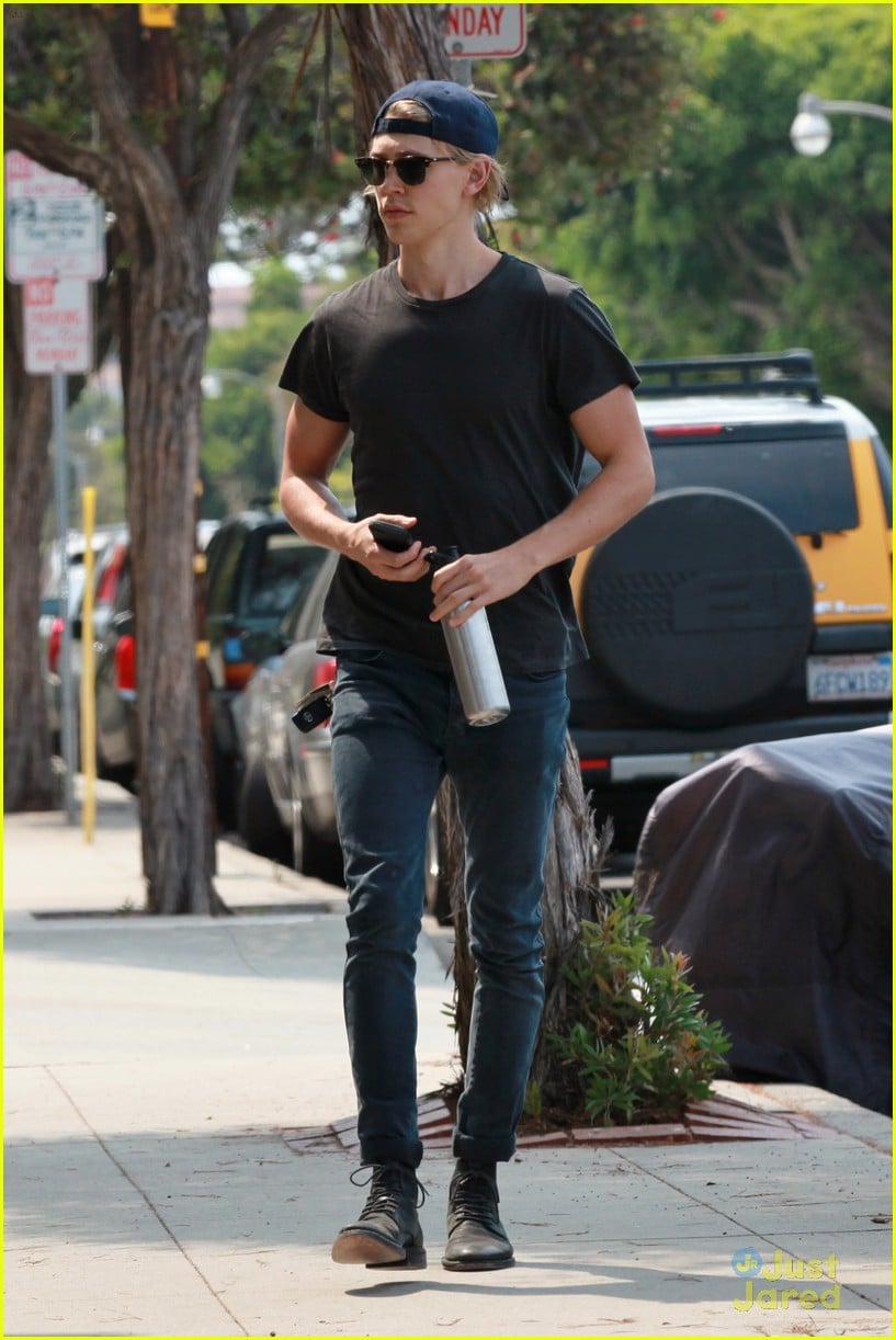 Austin Butler Makes Rare Appearance to Run Errands in Santa Monica ...