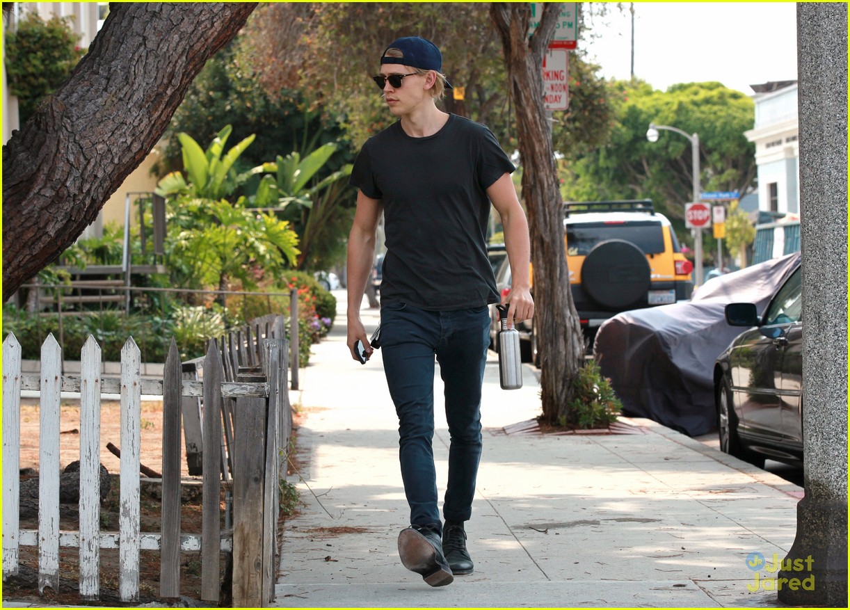 Austin Butler Makes Rare Appearance to Run Errands in Santa Monica ...