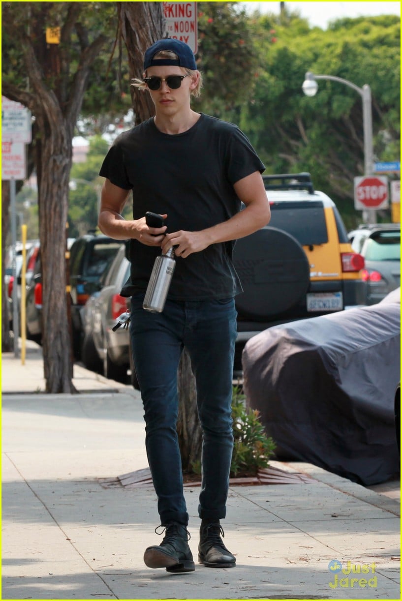 Austin Butler Makes Rare Appearance to Run Errands in Santa Monica ...