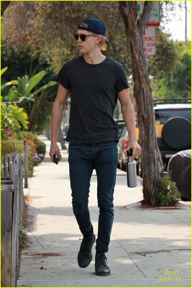 Full Sized Photo of austin butler rare appearance run errands santa ...