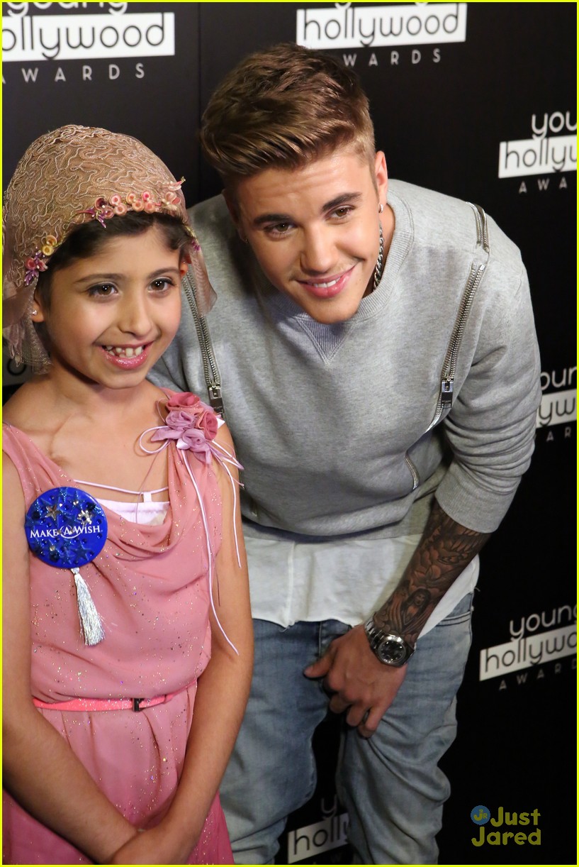 Cody Simpson Presents Justin Bieber With Charity Award at Young ...